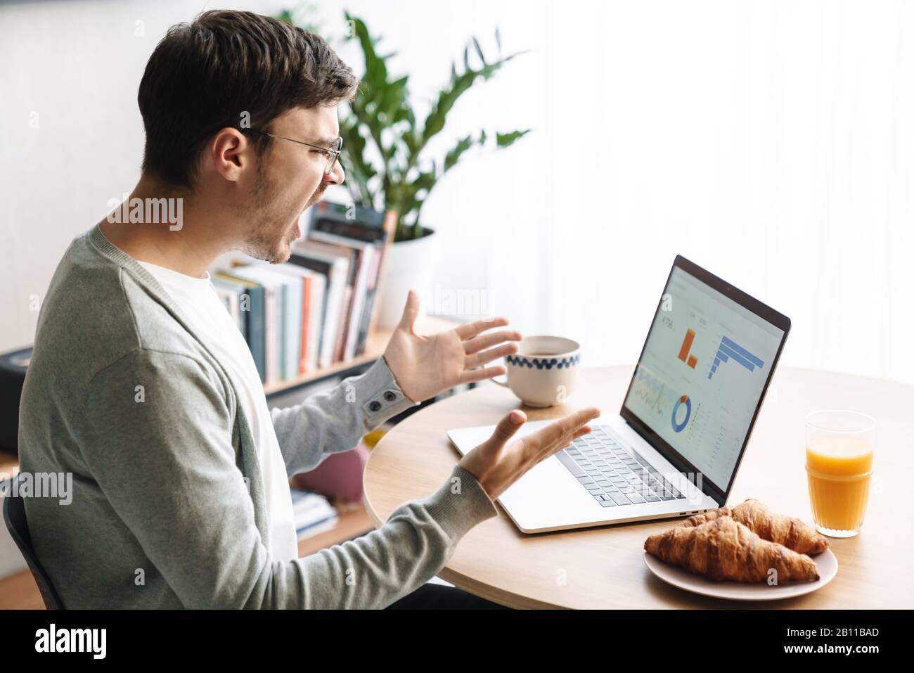 Computer screen screaming hi-res stock photography and images - Alamy