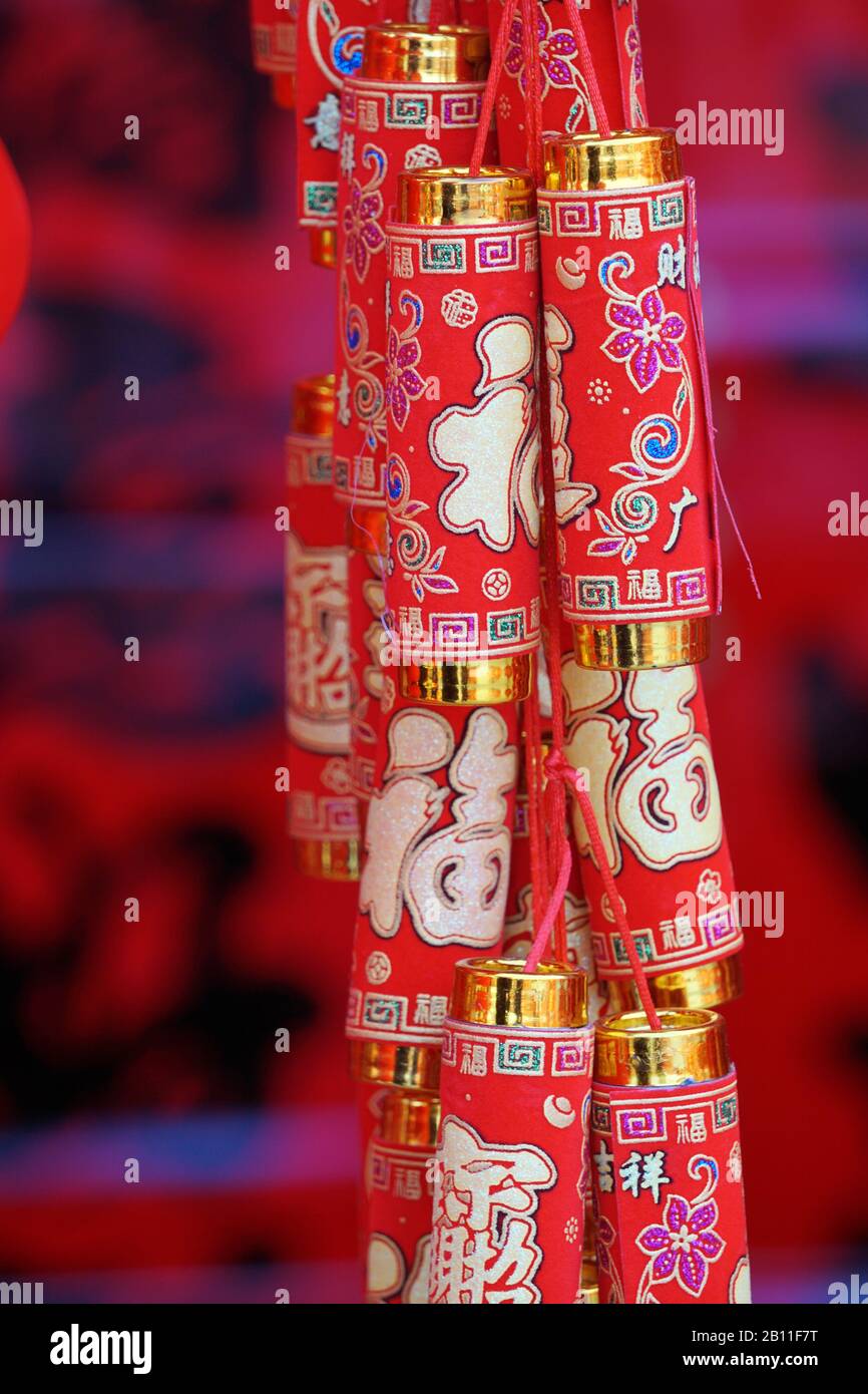 Traditional Chinese Spring Festival decorations, Chinese knot, red ...
