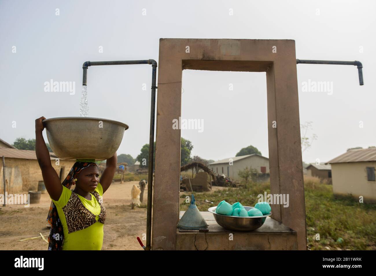 African woman collecting water hi-res stock photography and images - Alamy