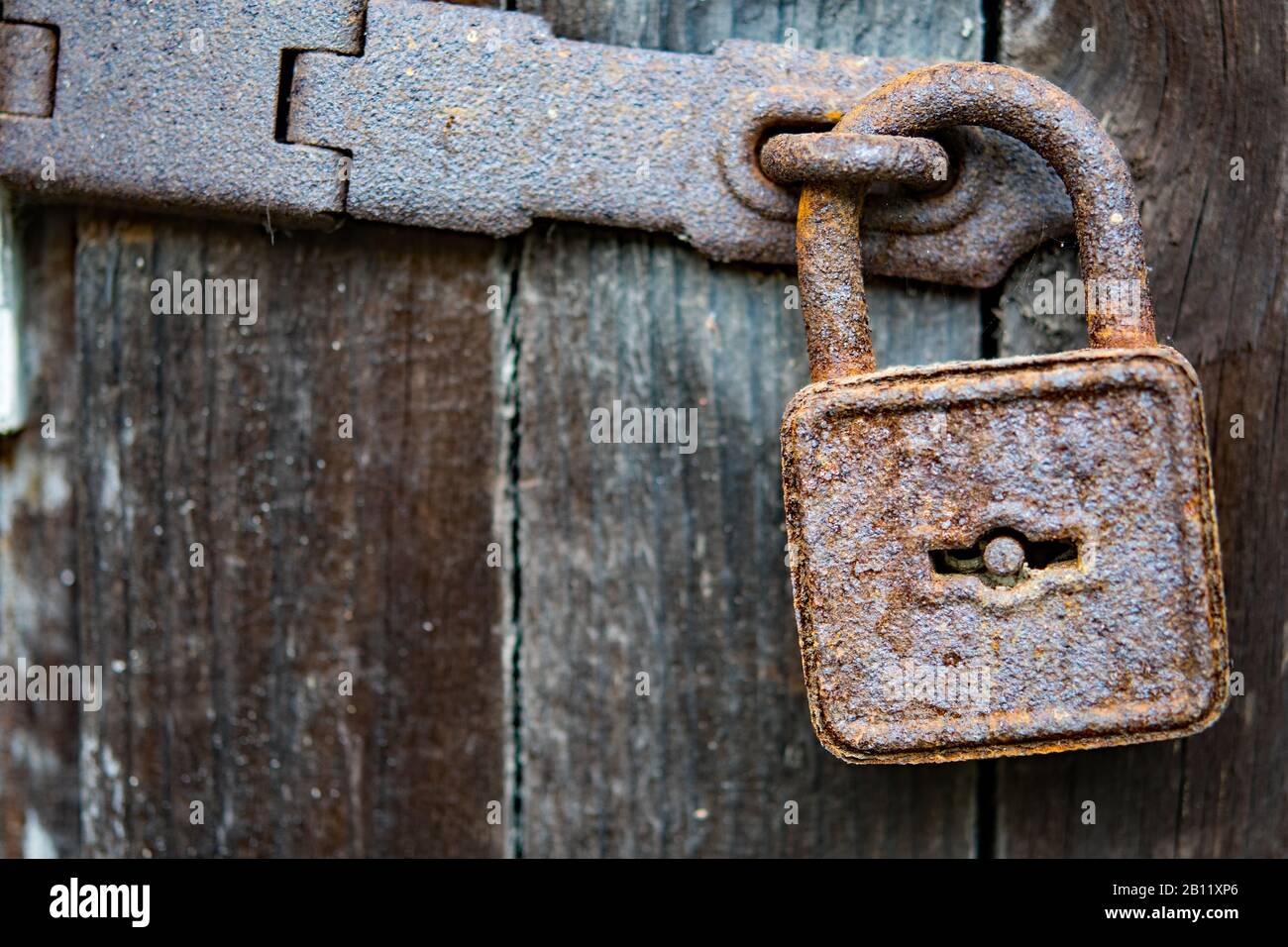 Rusty gate handle hi-res stock photography and images - Alamy