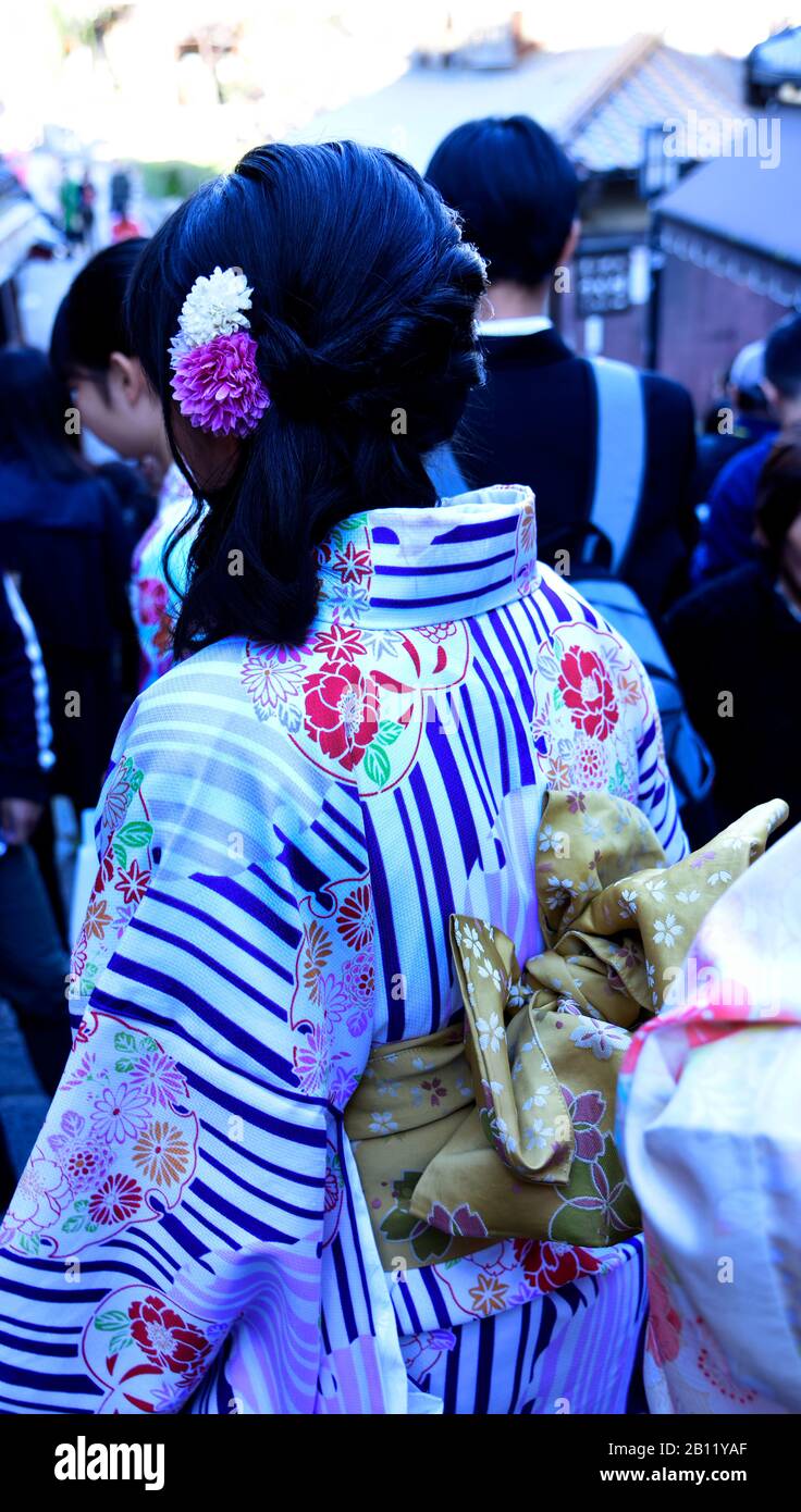 Girls wearing kimono hi-res stock photography and images - Alamy