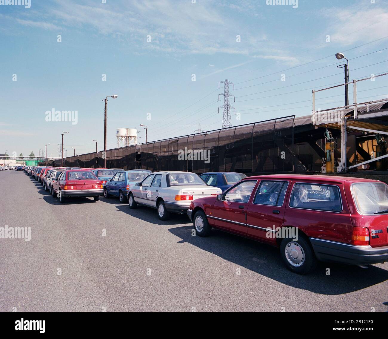 1987, Loading new cars onto rail transport at the Ford factory ...