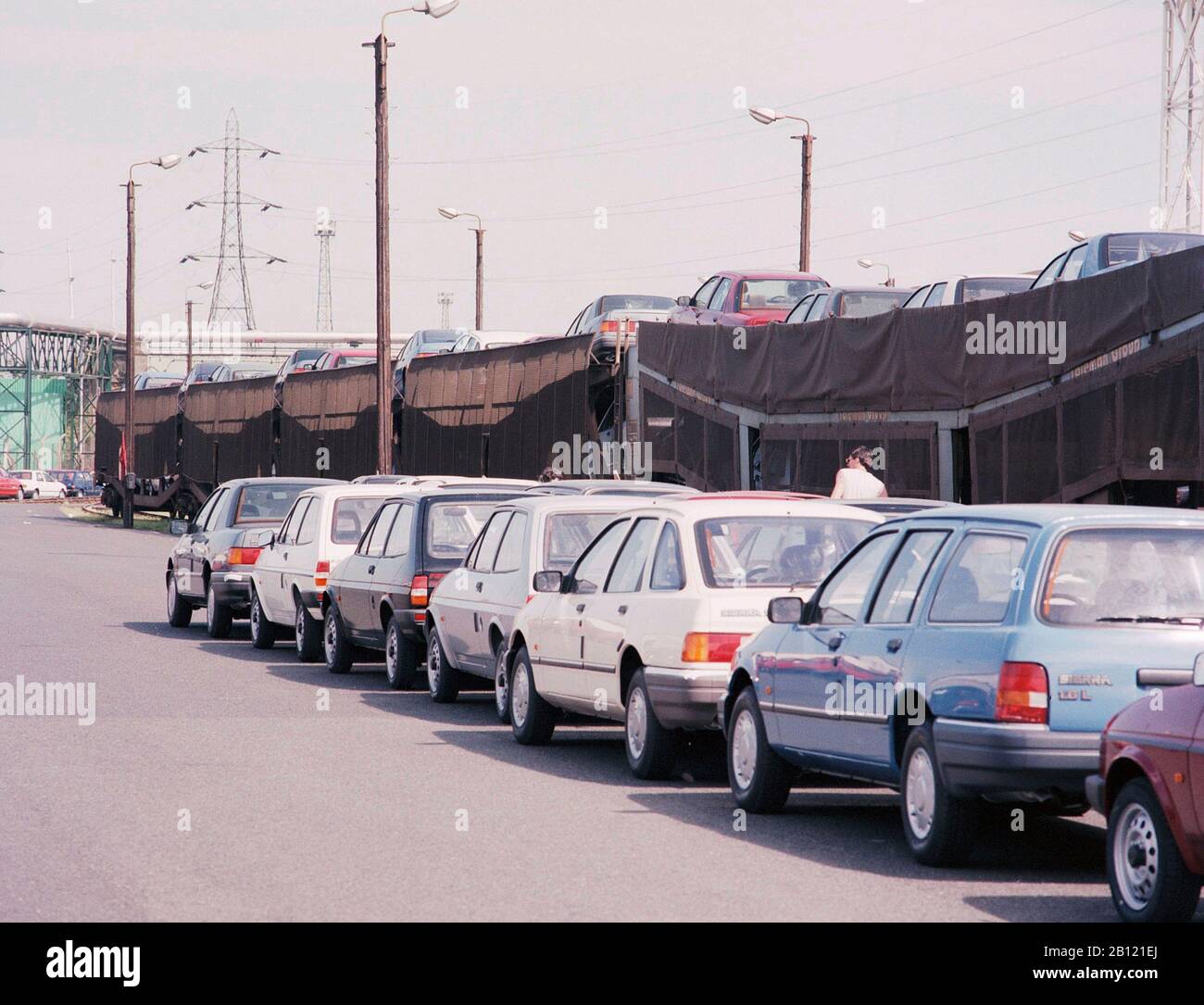 1987, Loading new cars onto rail transport at the Ford factory ...