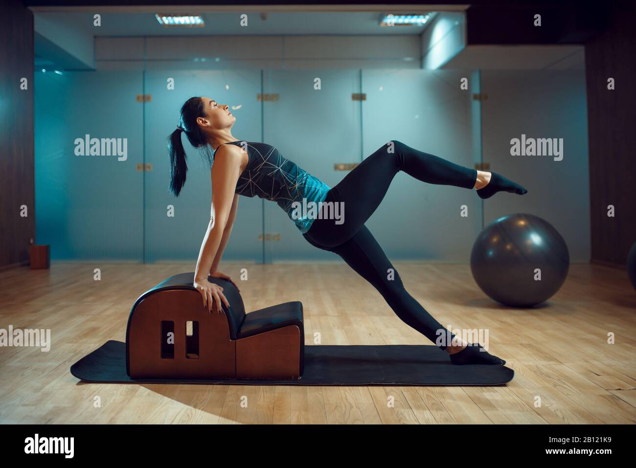 Gym flexibility hi-res stock photography and images - Alamy