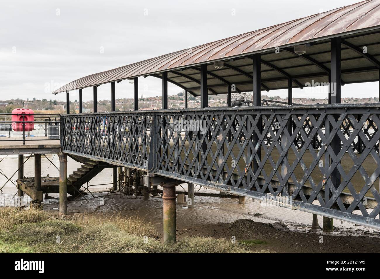 Houses river medway kent rochester hi-res stock photography and images ...