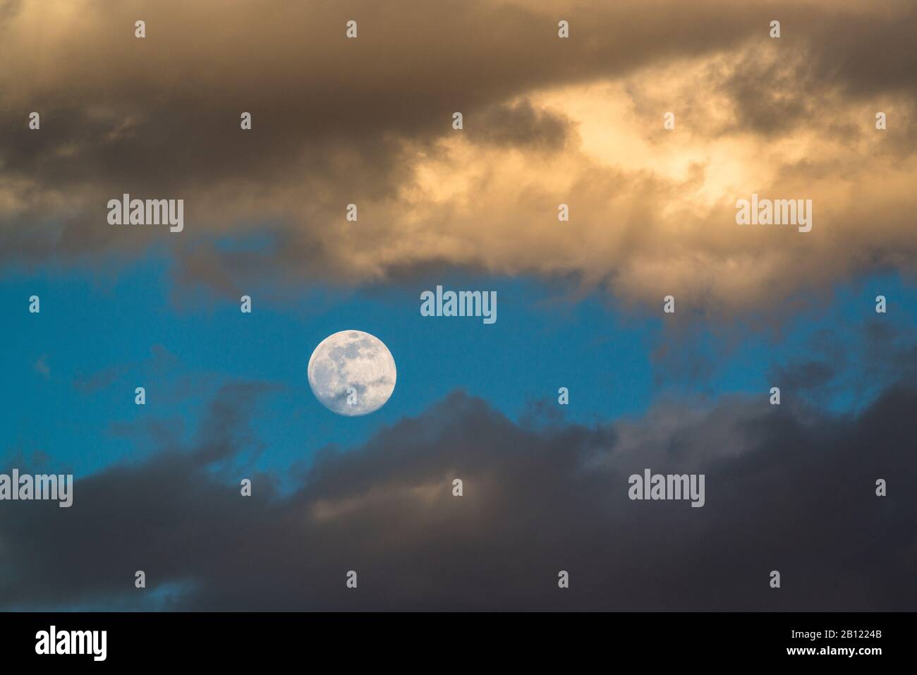 Clouds in arizona sky time hi-res stock photography and images - Alamy
