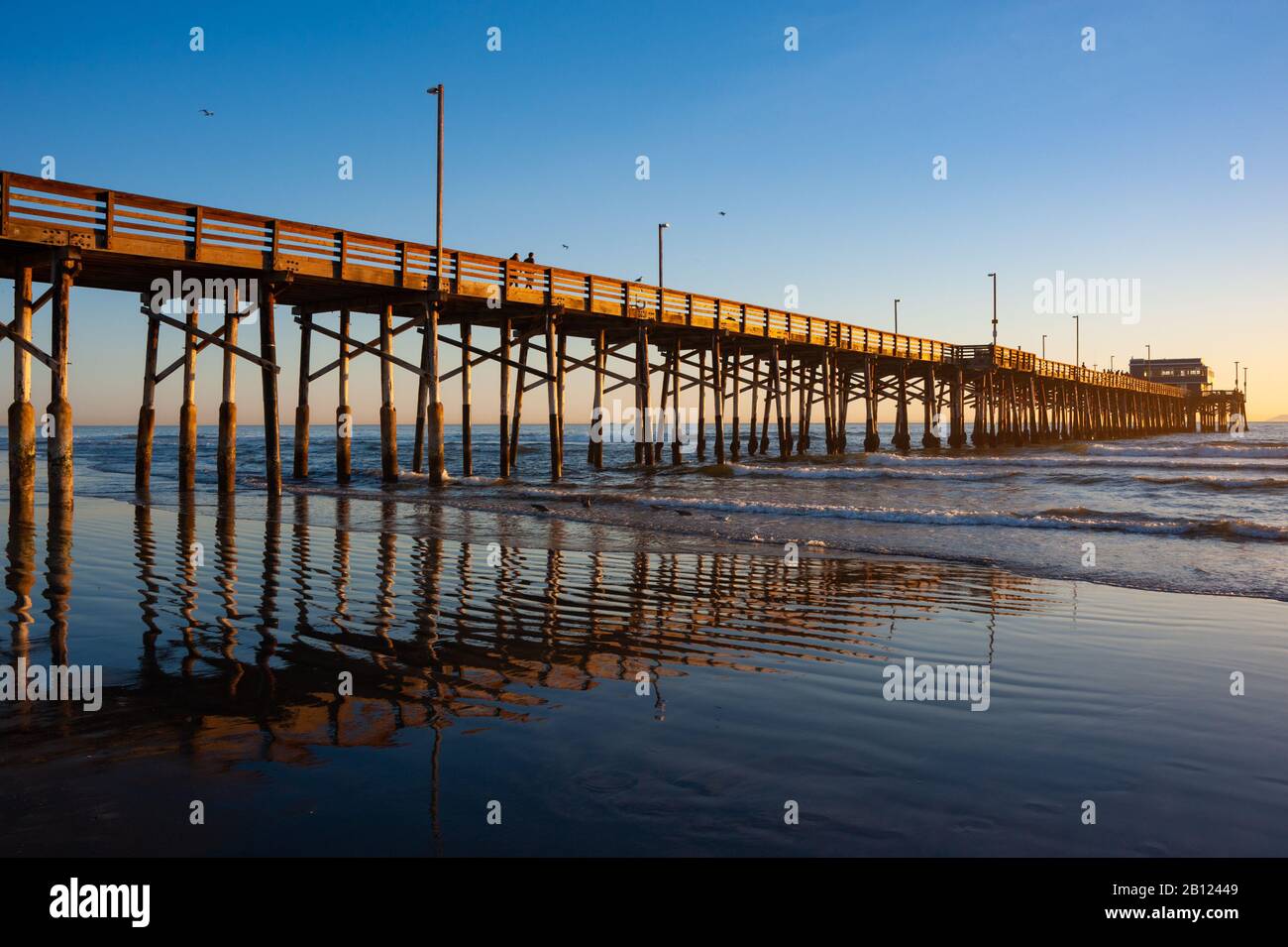 Newport beach pier hi-res stock photography and images - Alamy