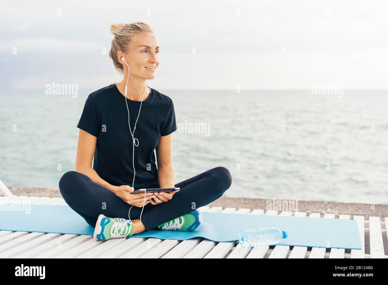 Woman in white workout hi-res stock photography and images - Alamy