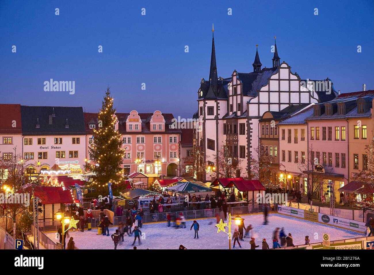 Christmas market in Saalfeld with town hall, Saalfeld, Thuringia ...