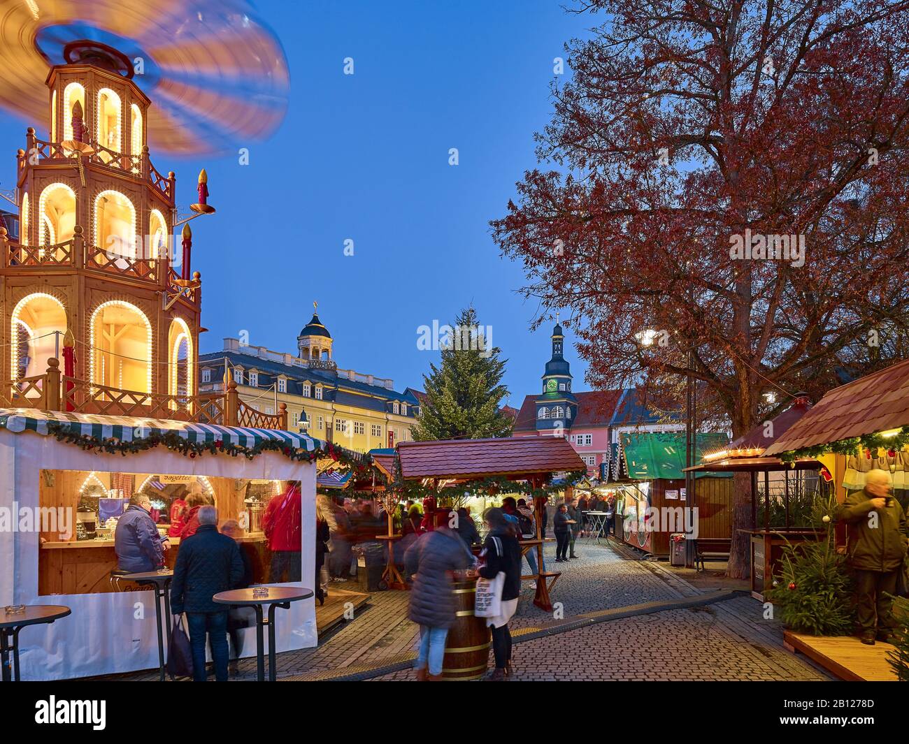 Christmas market with castle and town hall, Eisenach, Thuringia ...