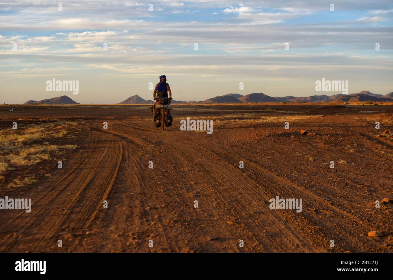 Cycling in the Adrar region of the Sahara desert, Mauritania Stock ...