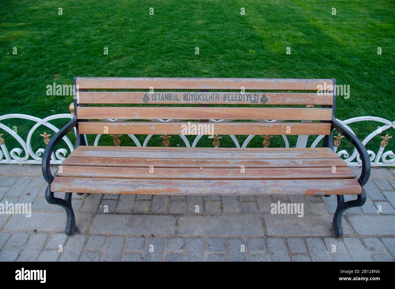 Empty bench street night chair hi-res stock photography and images - Alamy