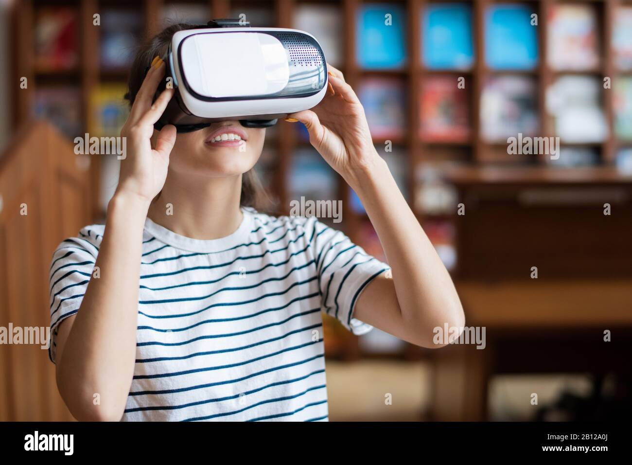 Girl playing game in vr hi-res stock photography and images - Alamy