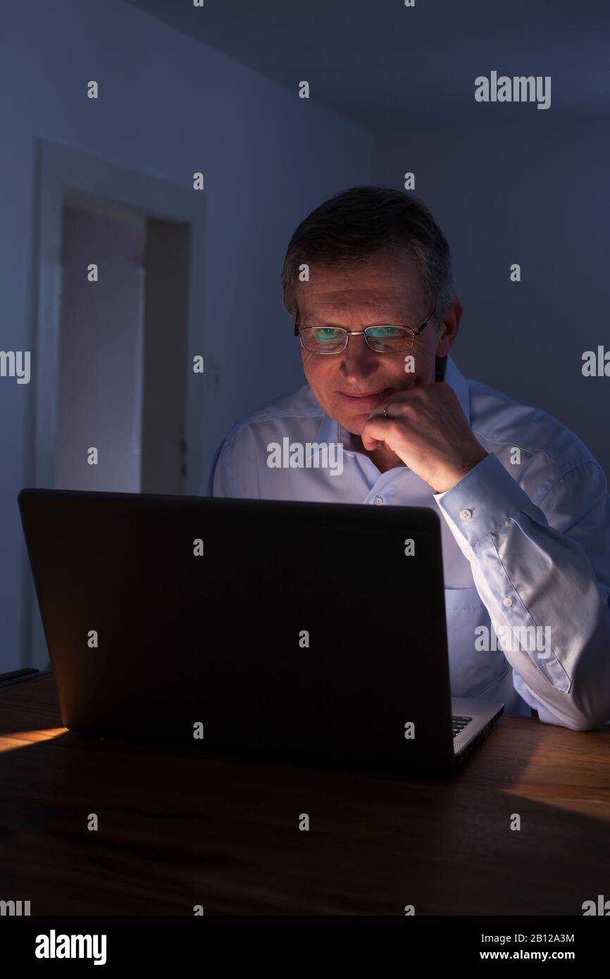 Working night laptop hi-res stock photography and images - Alamy