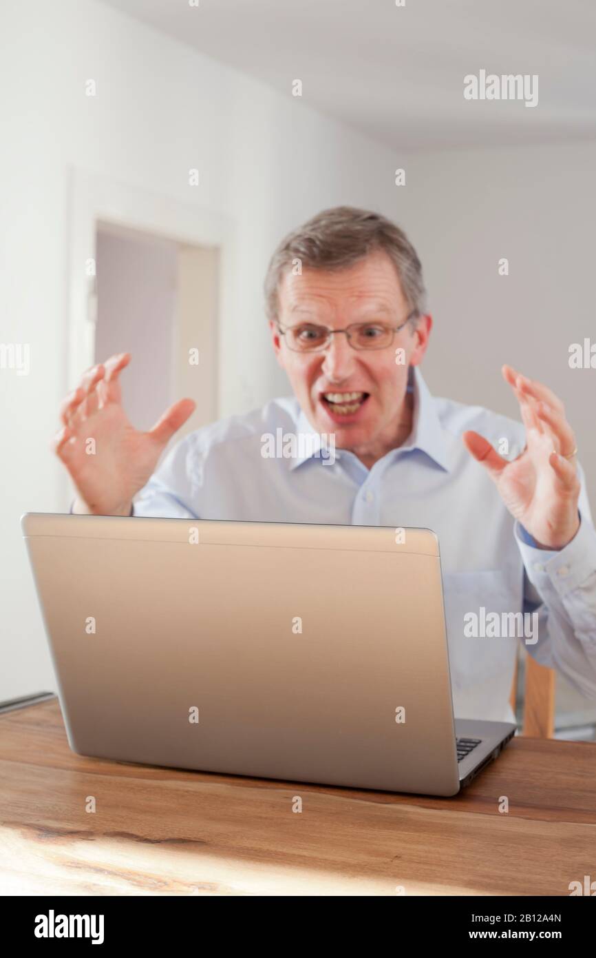 Angry man at computer hi-res stock photography and images - Alamy