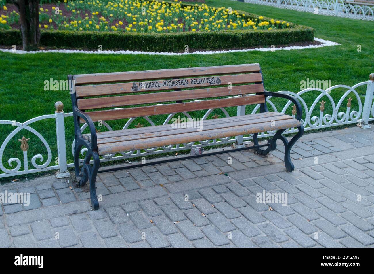 Empty bench street night chair hi-res stock photography and images - Alamy