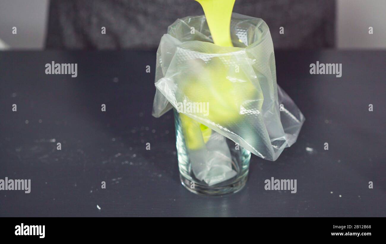 Royal icing piping bag hi-res stock photography and images - Alamy