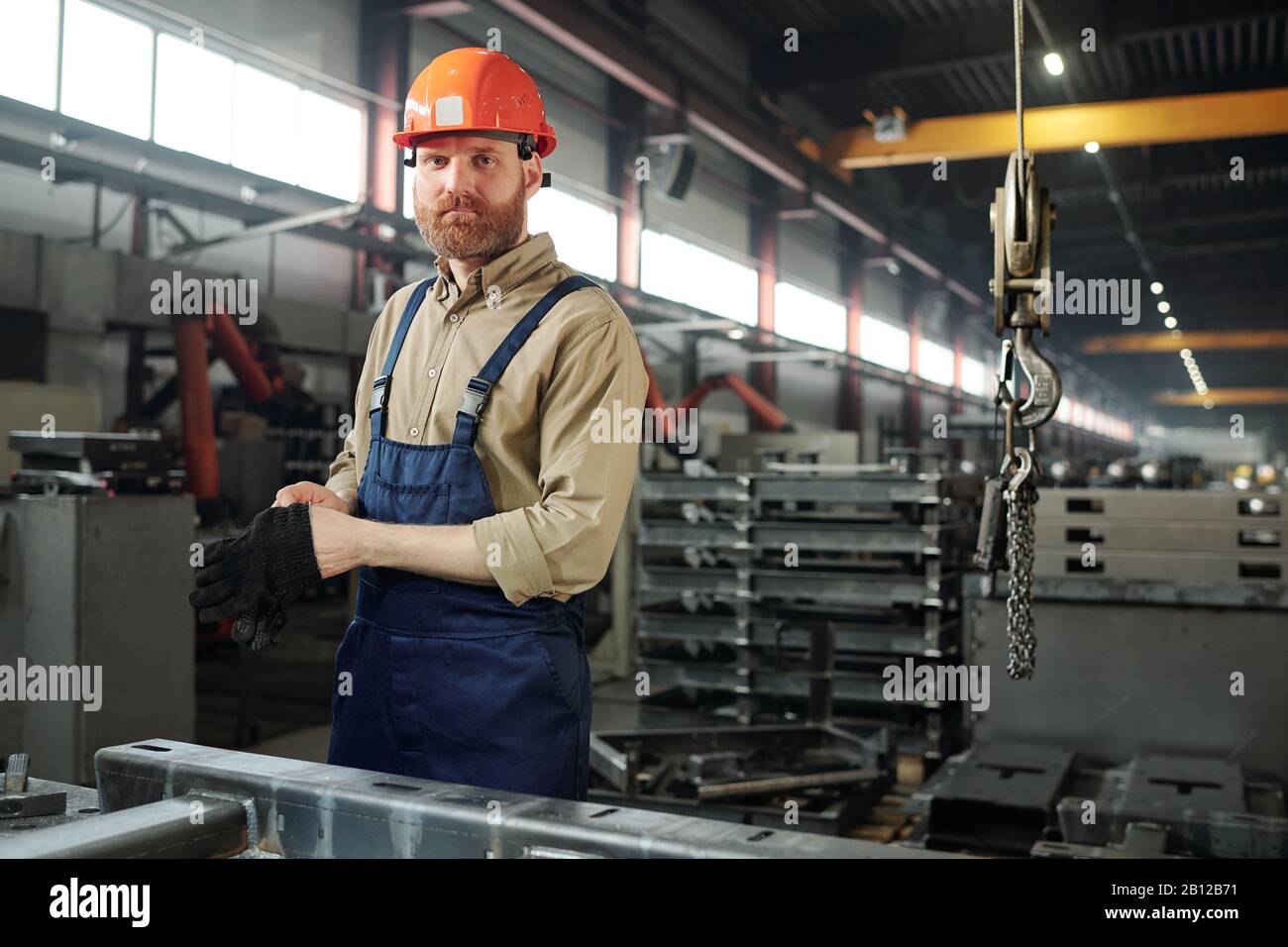 People working in factory hi-res stock photography and images - Alamy