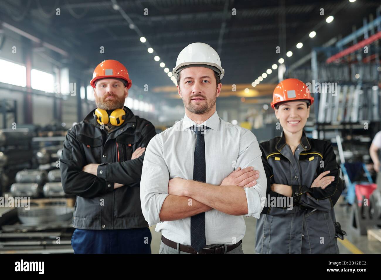 Teamwork in warehouse hi-res stock photography and images - Alamy