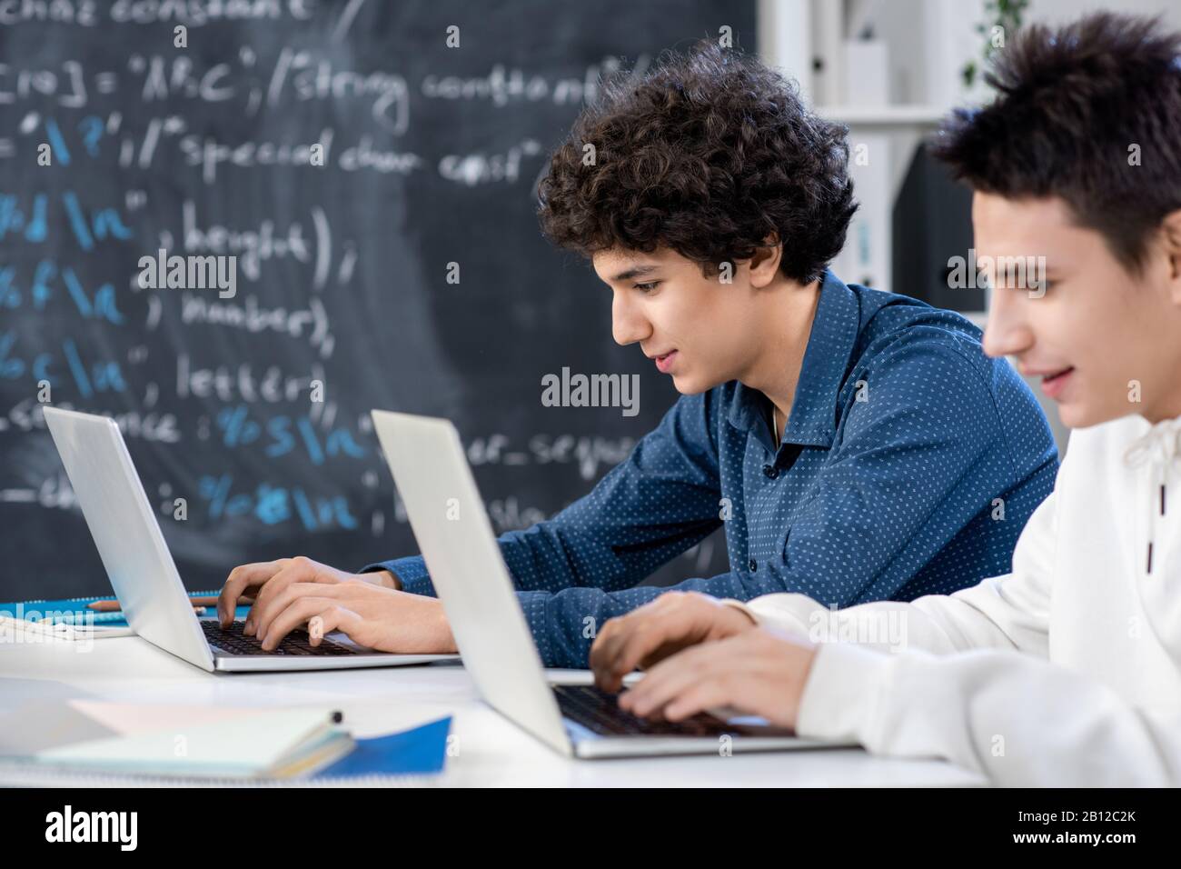Young adult students discussion hi-res stock photography and images - Alamy