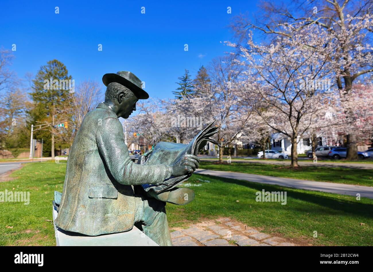 Newspaper reader sculpture hi-res stock photography and images - Alamy
