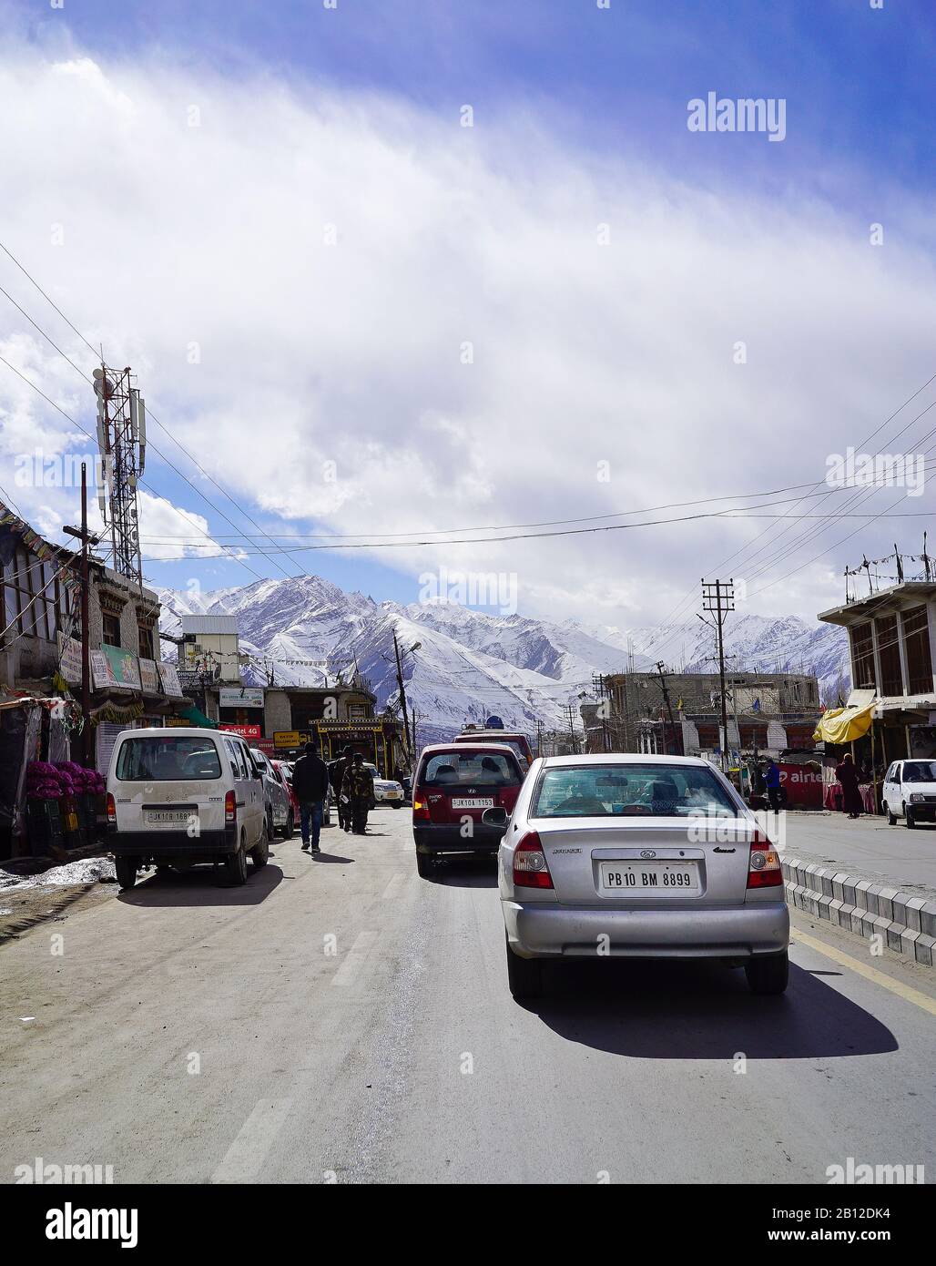 Car street india hi-res stock photography and images - Alamy