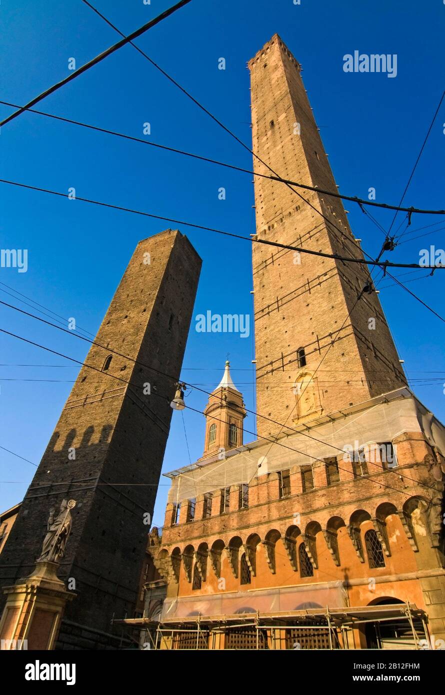 Two tall white towers hi-res stock photography and images - Alamy