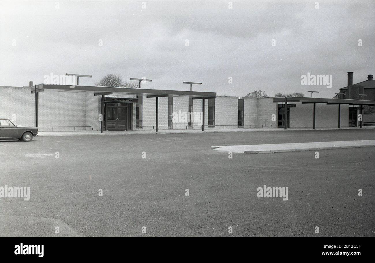 Hospital exterior 1980's hi-res stock photography and images - Alamy