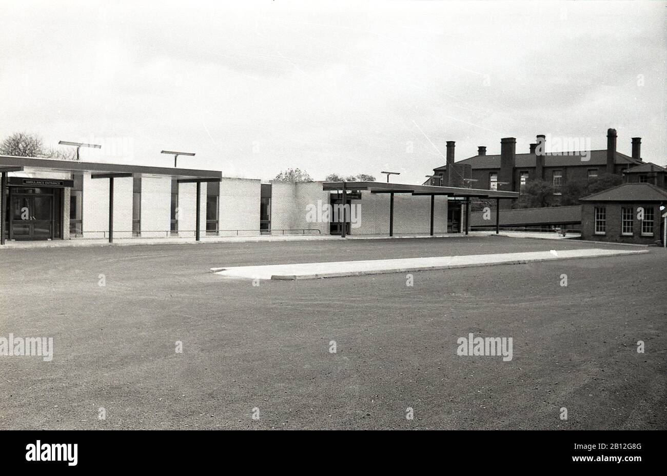Exterior hospital 1960s hi-res stock photography and images - Alamy