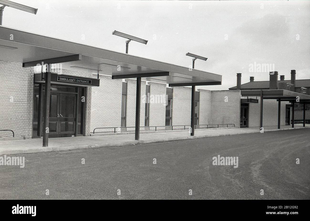 Exterior hospital 1960s hi-res stock photography and images - Alamy