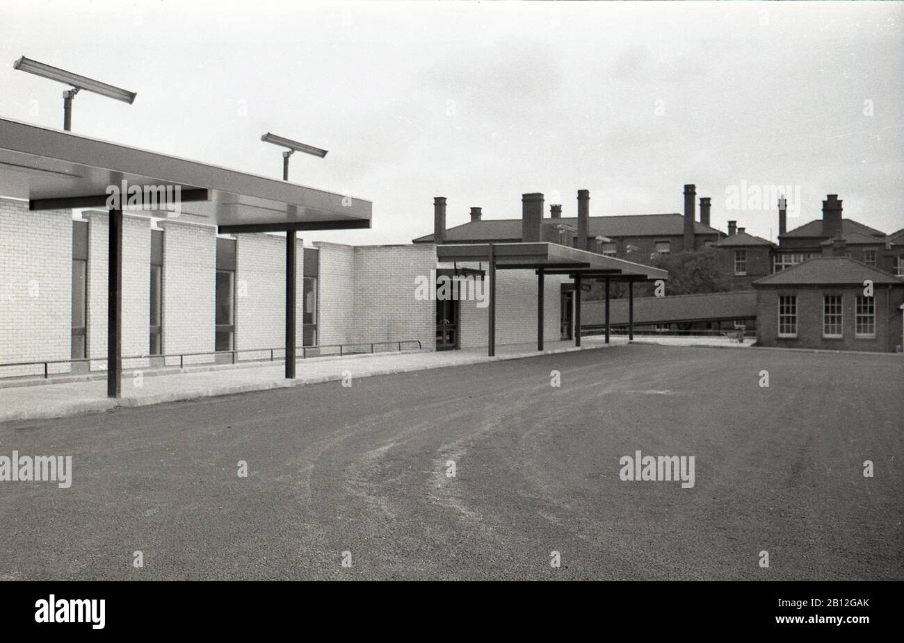 Exterior hospital 1960s hi-res stock photography and images - Alamy