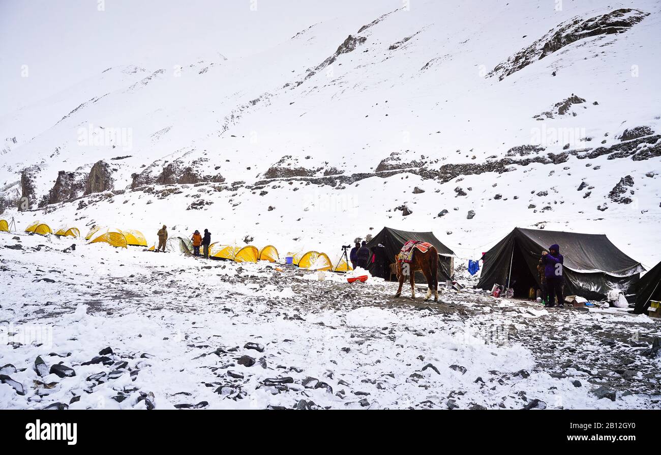 Snow leopard expedition campsite. Rumbak valley. Hemis National Park ...
