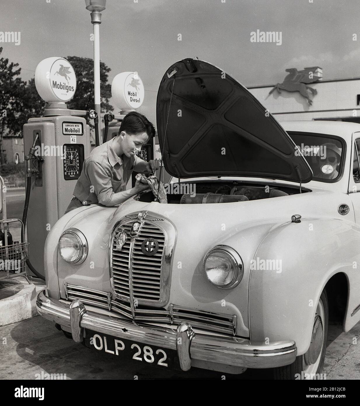 Garage with attendant uk hi-res stock photography and images - Alamy
