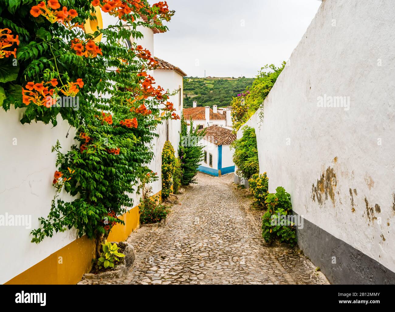 Blue white traditional street hi-res stock photography and images - Alamy