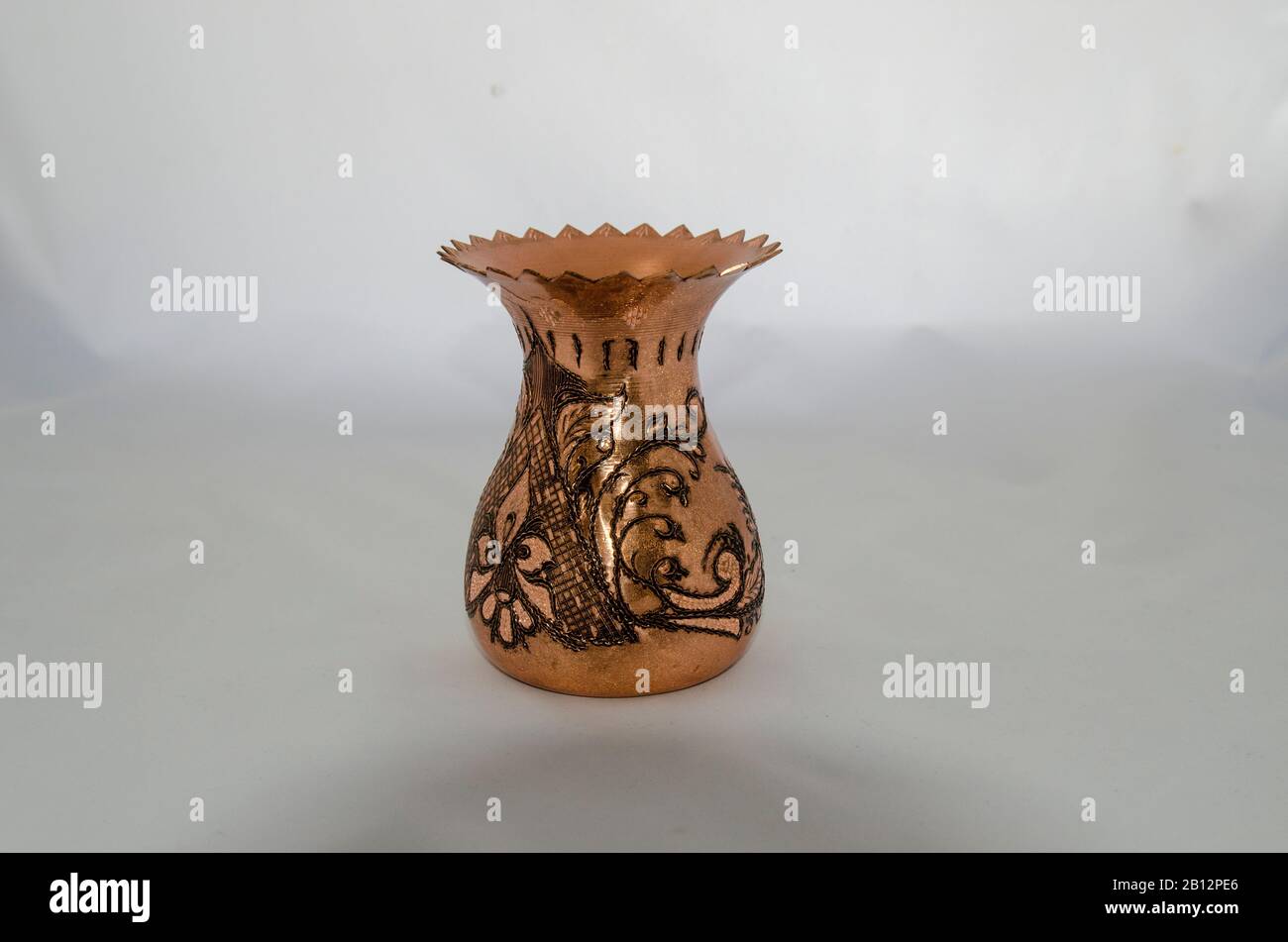 Brass and copper vases hi-res stock photography and images - Alamy