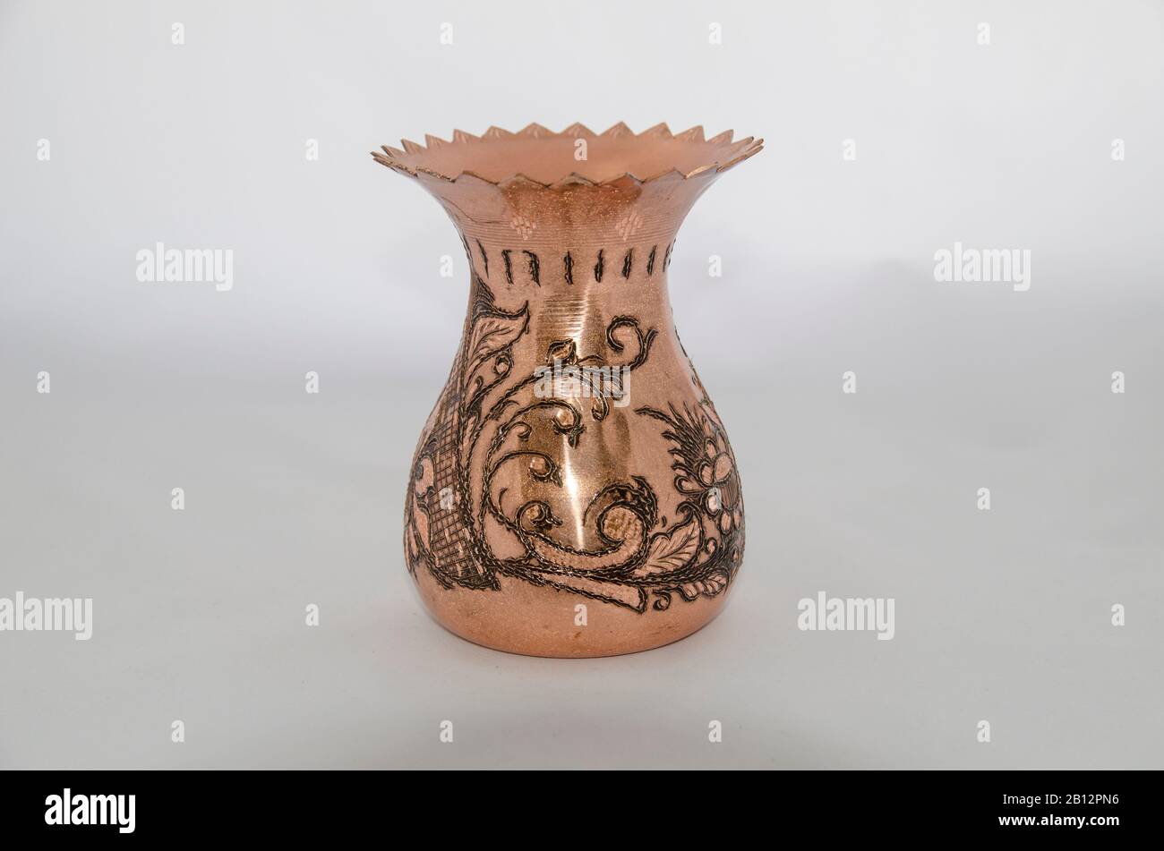 Brass and copper vases hi-res stock photography and images - Alamy