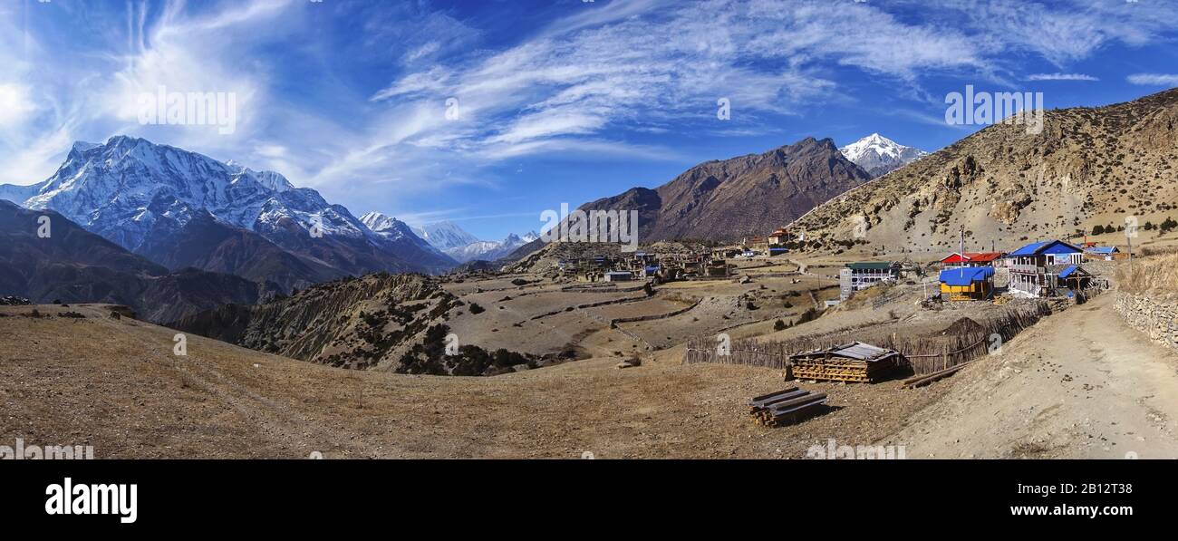 Annapurna himalayan mountain range hi-res stock photography and images ...
