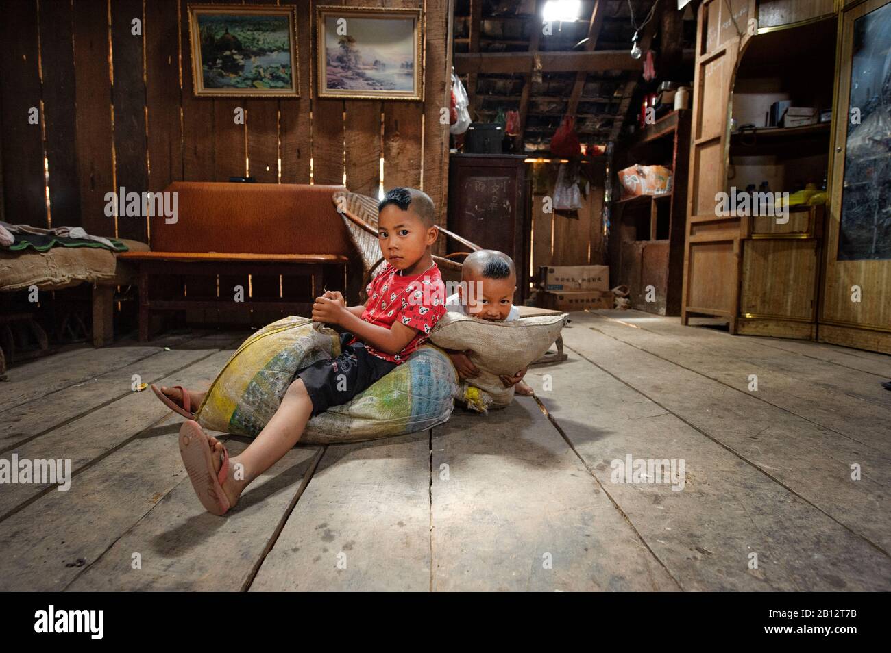 Bulang ethnic minority children xishuangbanna hi-res stock photography ...