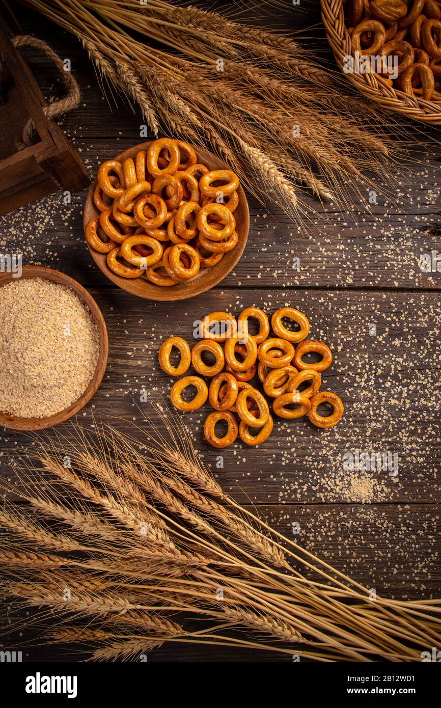 Top view of pretzel rings on rustic wooden background Stock Photo - Alamy