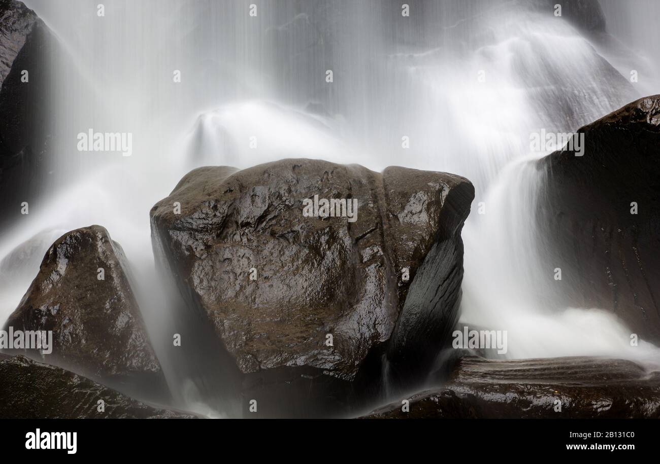 Splashing wet hi-res stock photography and images - Alamy