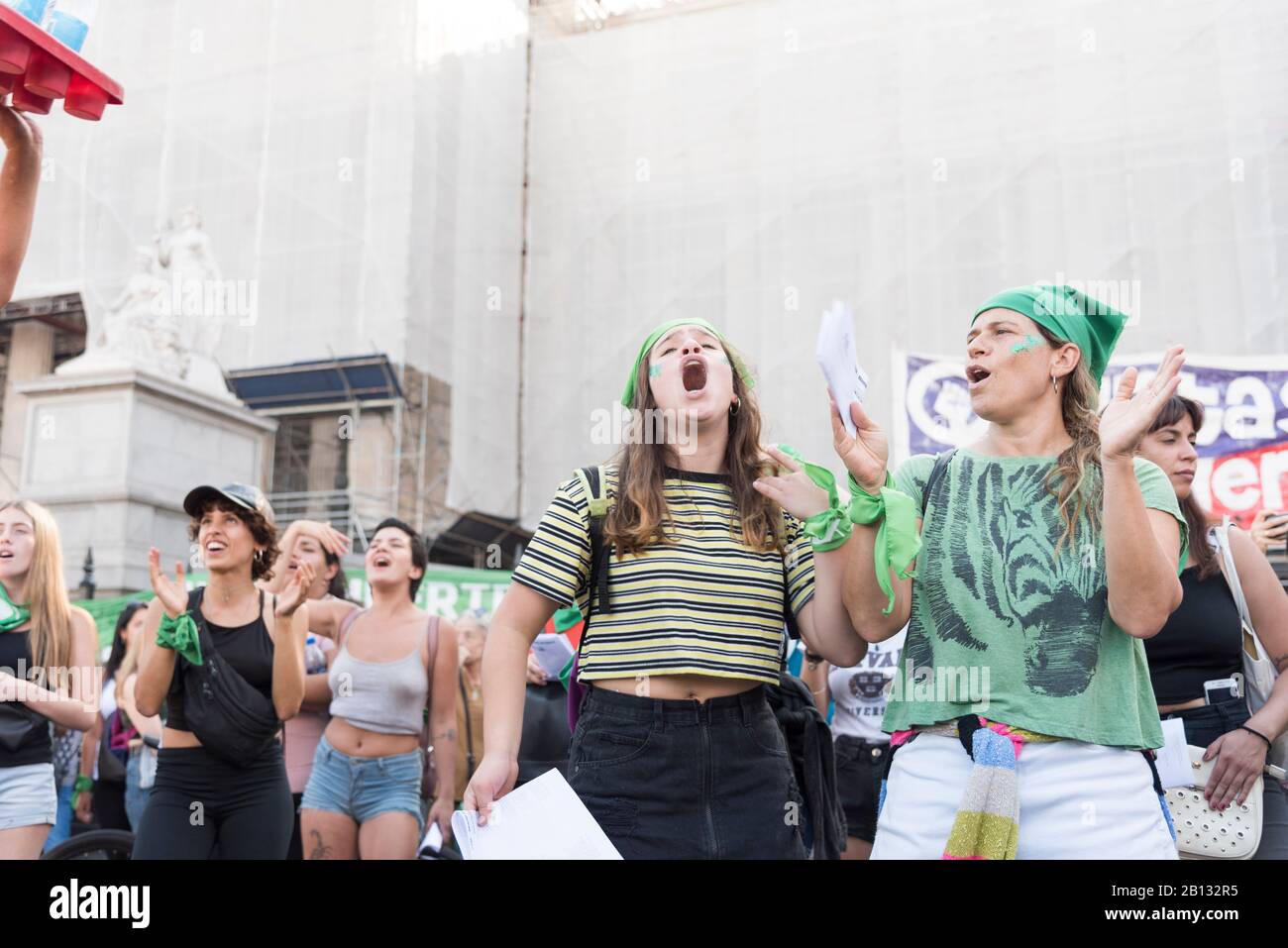 Crowd girls screaming hi-res stock photography and images - Alamy