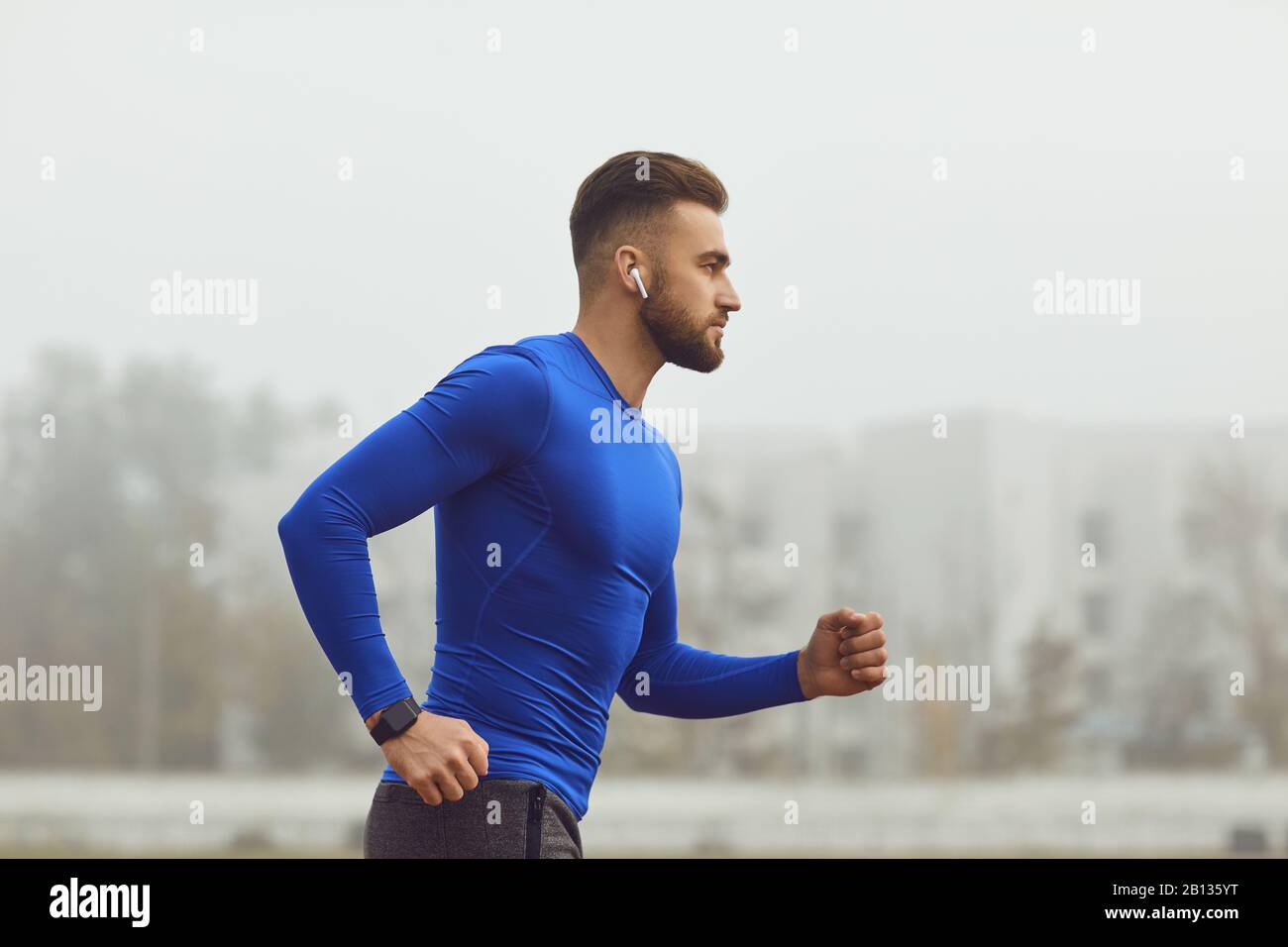 Man running stadium hi-res stock photography and images - Alamy