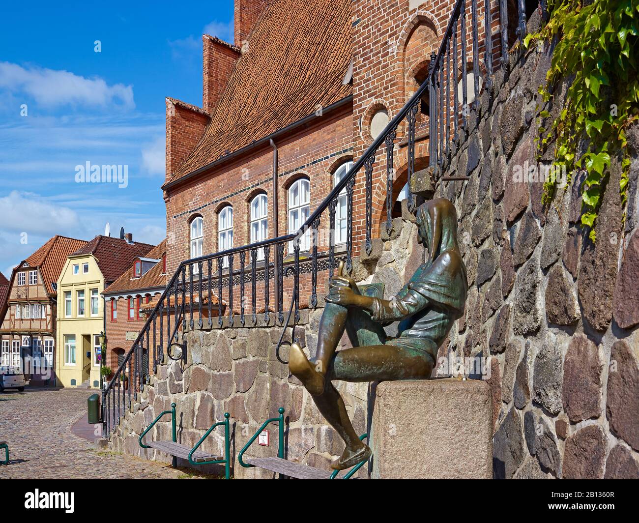 Eulenspiegelbrunnen at the market in Mölln,district Herzogtum Lauenburg ...