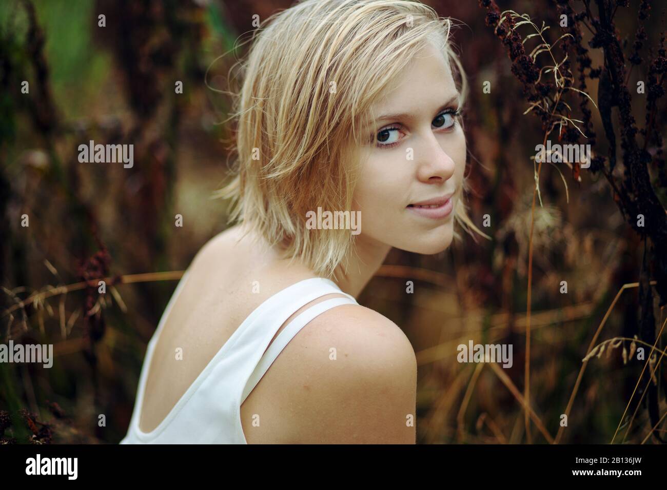 Woman looking directly at camera hi-res stock photography and images ...