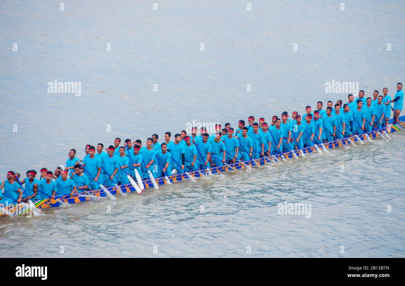 Boat race in Tonle Sap river in Phnom Penh Cambodia Stock Photo - Alamy