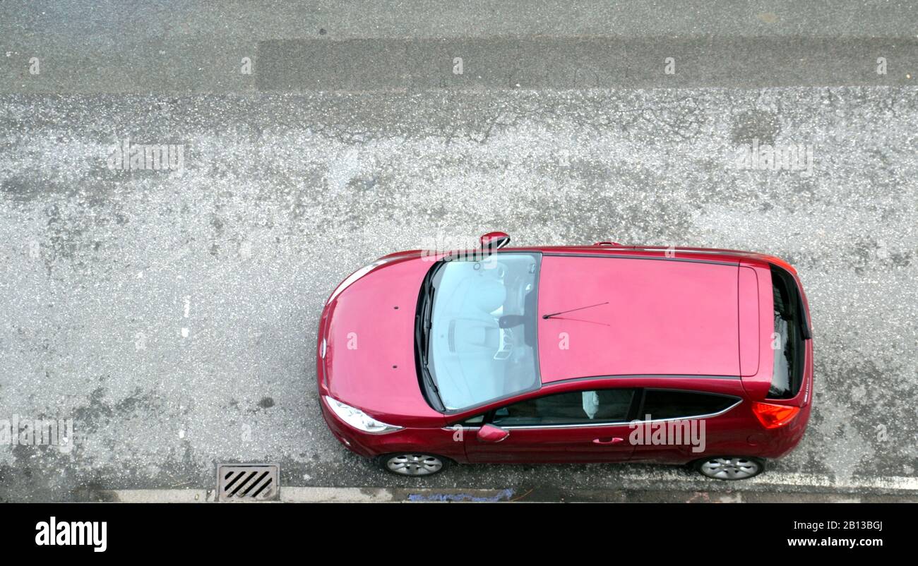 Maroon car hi-res stock photography and images - Alamy