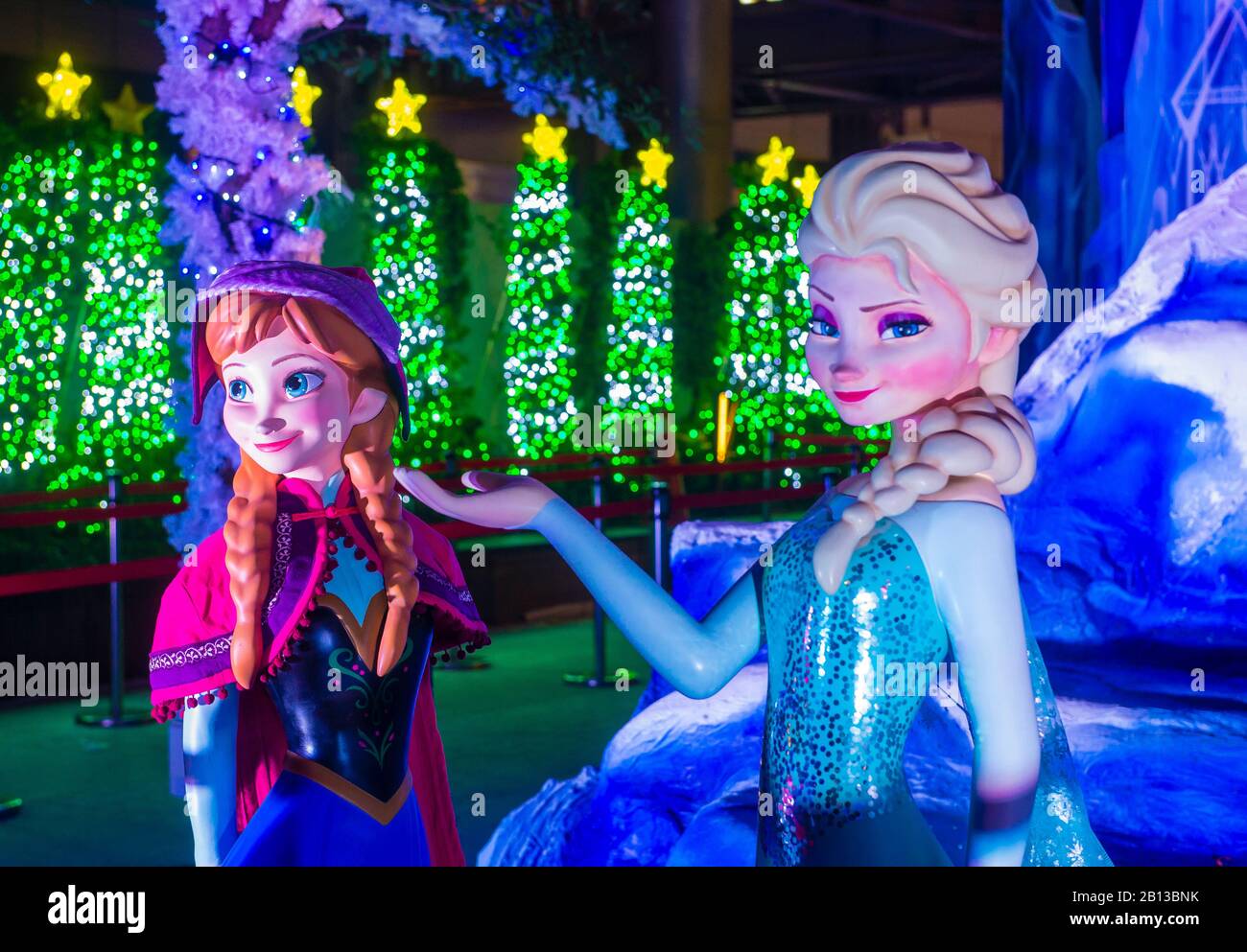 Anna and elsa frozen movie hi-res stock photography and images - Alamy