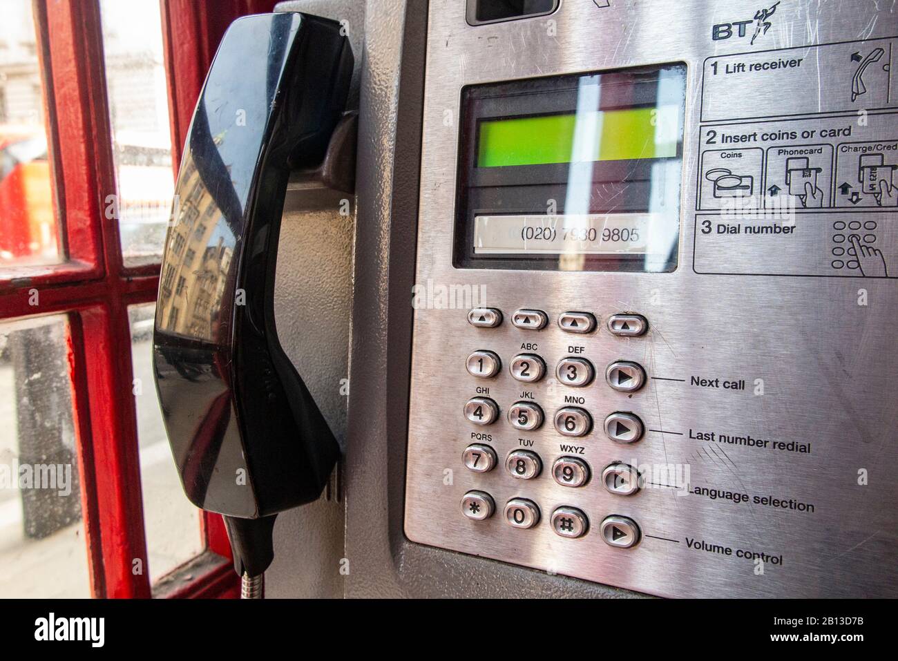 Britain telephone public handset hi-res stock photography and images ...