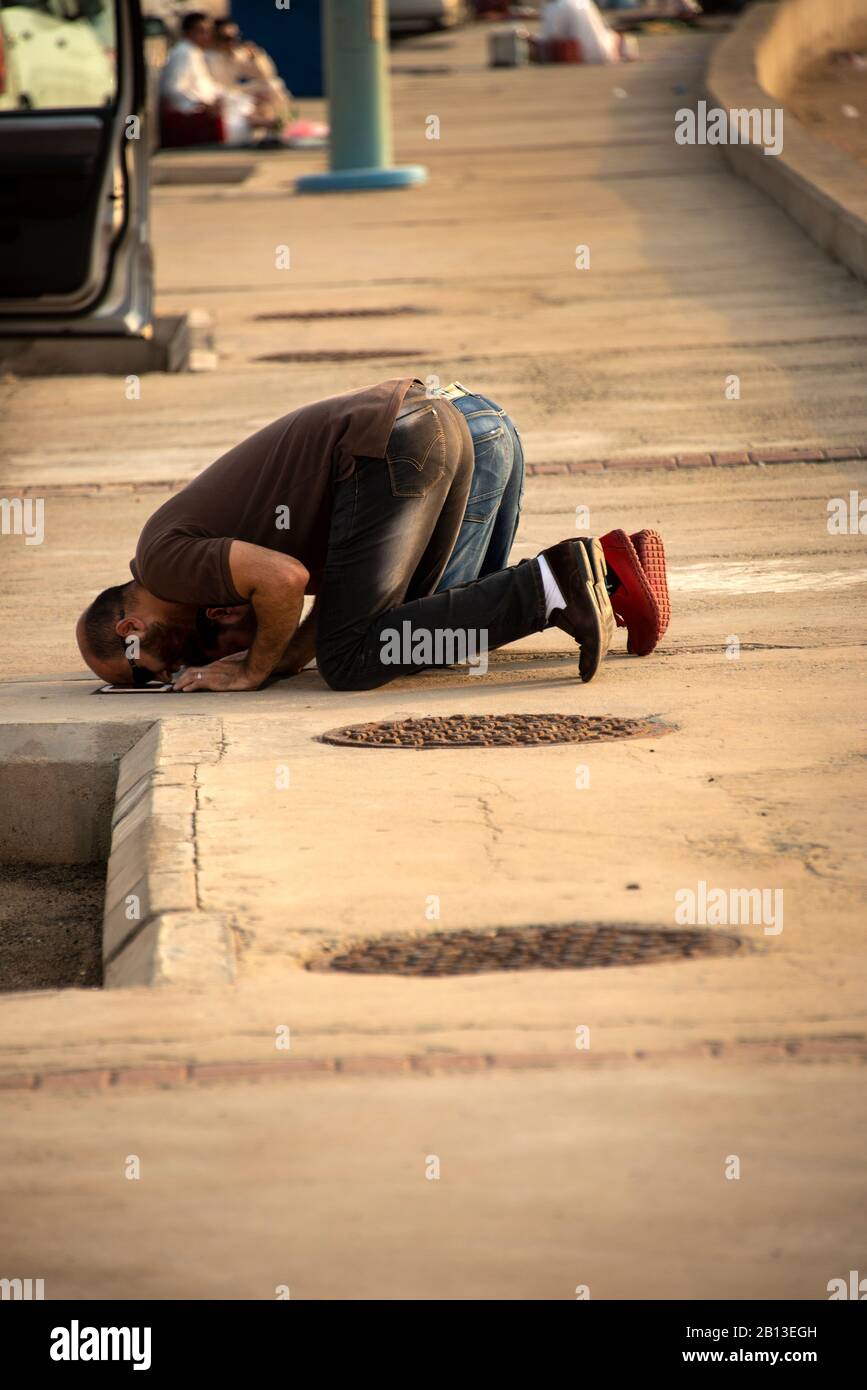 Men in prayer of the sidewalk of jeddah hi-res stock photography and ...