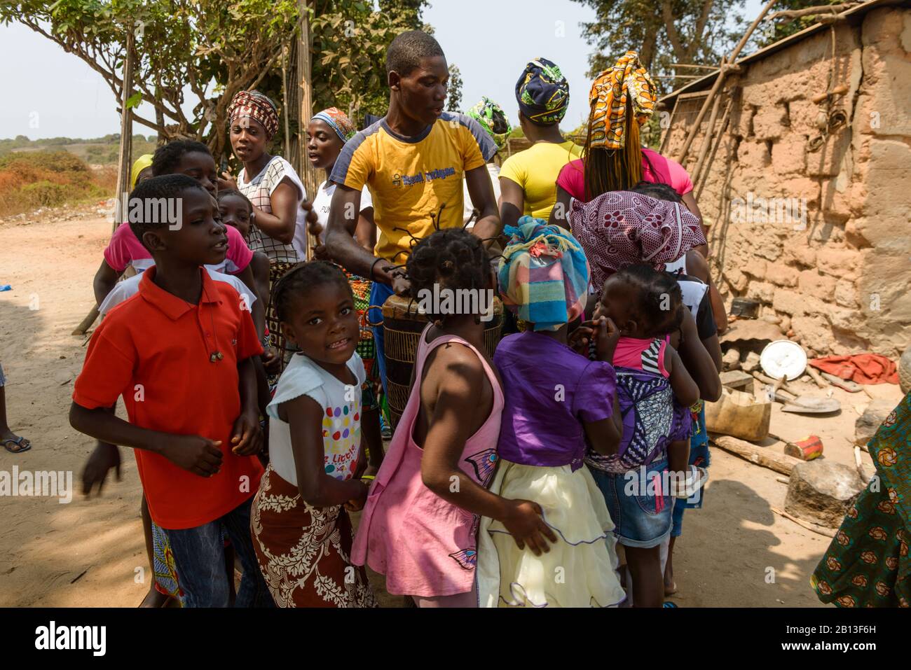 Angola dance hi-res stock photography and images - Alamy
